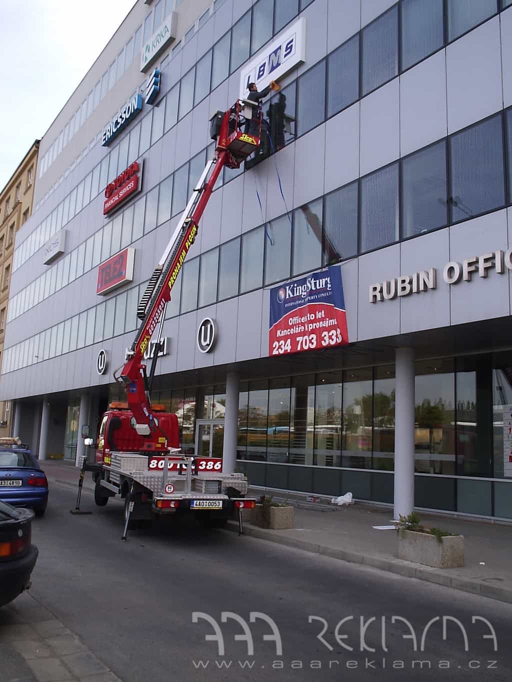 MONTÁŽE | aaareklama.cz - Výroba reklamy, světelná reklama, billboardy