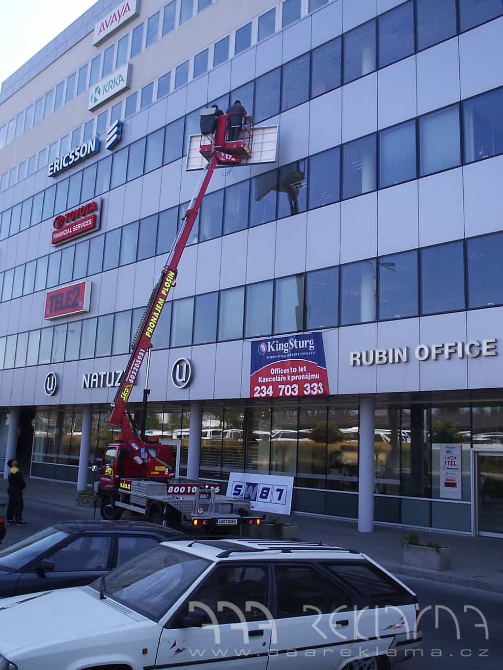 MONTÁŽE | aaareklama.cz - Výroba reklamy, světelná reklama, billboardy